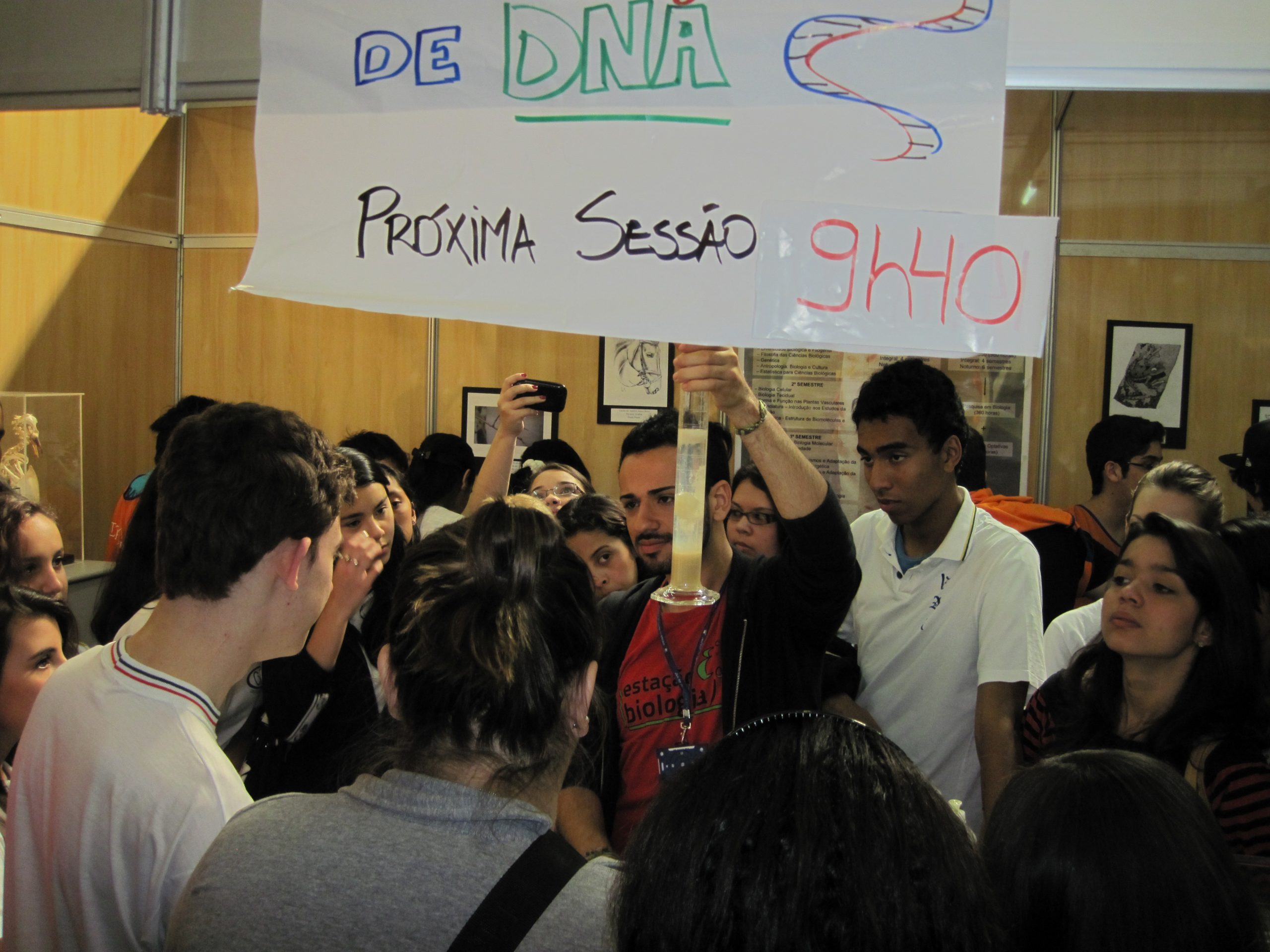 Alune demostrando extração do DNA para visitantes – Memória CCEX IB | USP