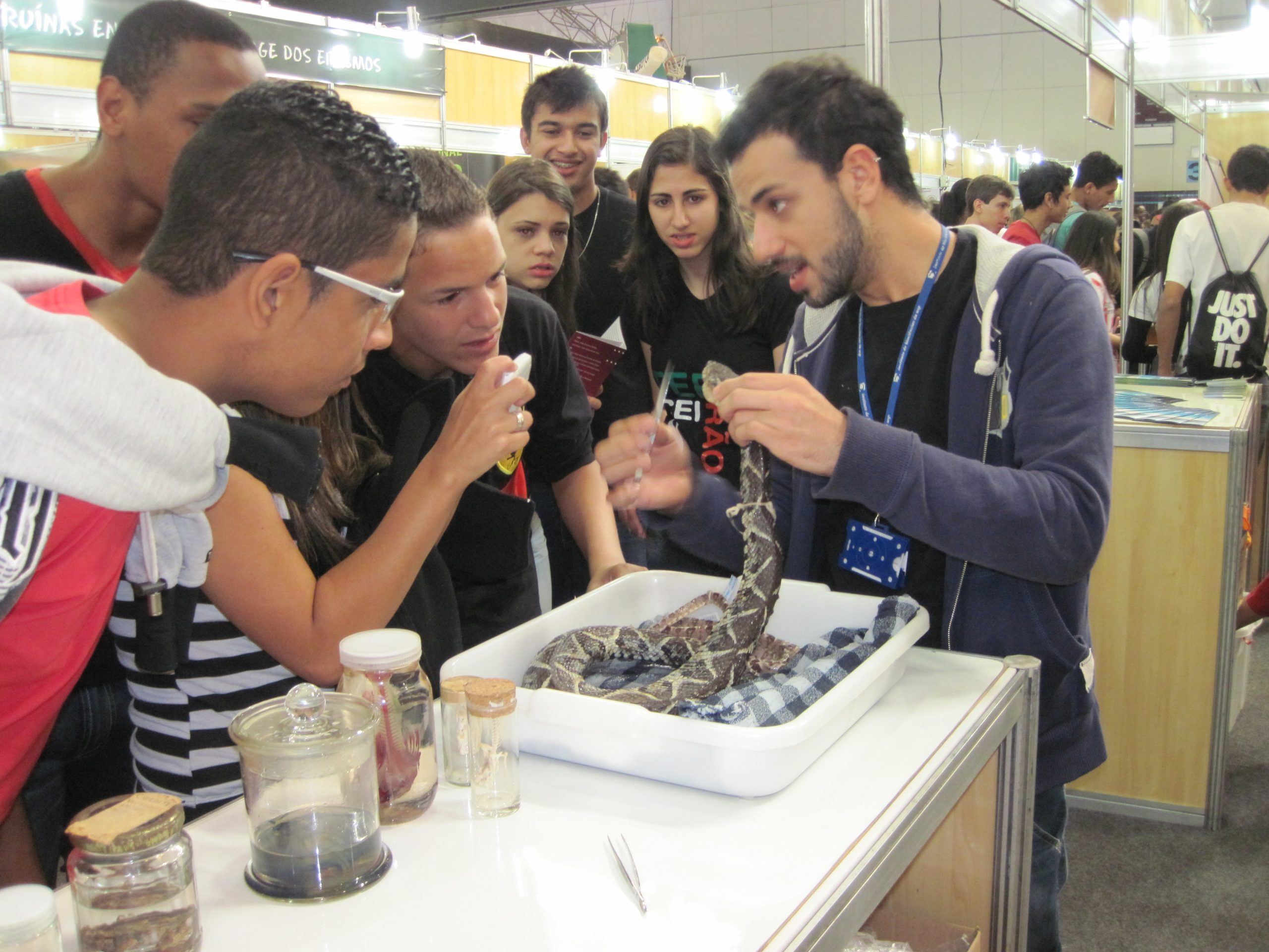 Alune mostrando coleção para visitantes – Memória CCEX IB | USP